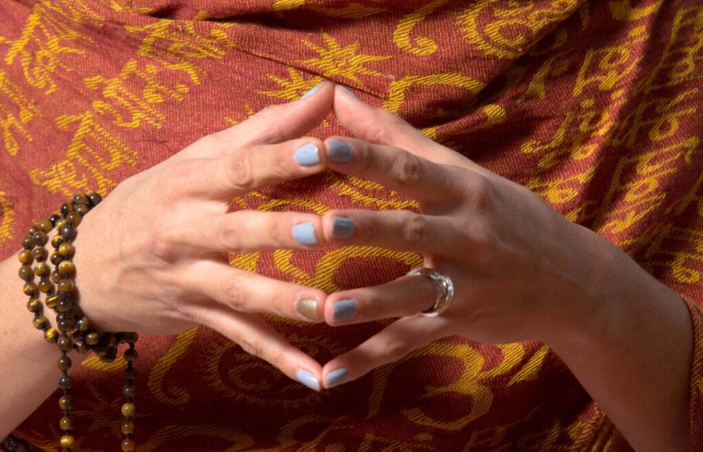 HAKINI MUDRA: EL MUDRA PARA CONCENTRAR LA ENERGÍA | Consejos del Conejo